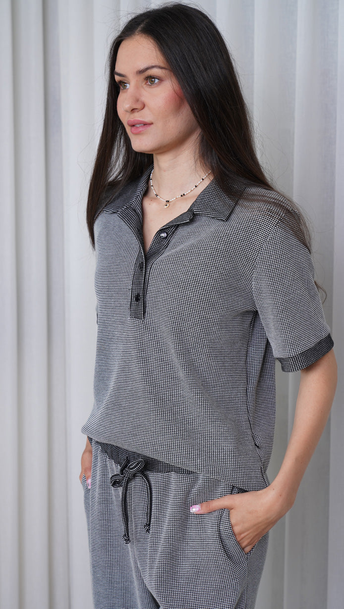 חולצת הנקה פולו עם ריצ׳רצ׳ים משני הצדדים- חליפת ״לורן״ | שחור- לבן – Mon soleil